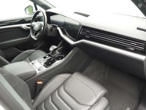 Balts Volkswagen Touareg 2023 Viļņa, ar dzinēja tilpumu 2.97 L un nobraukumu 158 tūkst. km par 34750 €, foto 13 vietnē AUTOMOTO.COM.LV