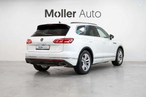 White Volkswagen Touareg 2023 in Vilnius, with an engine capacity of 3.00 L and mileage of 135 thousand km for 43600 €, photo 4 on AUTOMOTO.COM.LV
