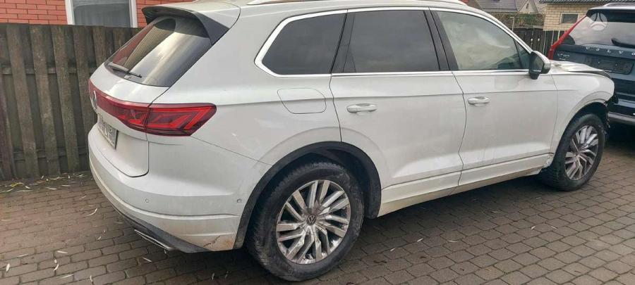 White Volkswagen Touareg 2024 in Jonava, with an engine capacity of 2.97 L and mileage of 39 thousand km for 35900 €, photo 1 on AUTOMOTO.COM.LV