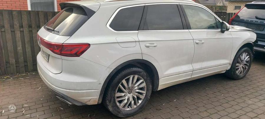 White Volkswagen Touareg 2024 in Jonava, with an engine capacity of 2.97 L and mileage of 39 thousand km for 35350 €, photo 4 on AUTOMOTO.COM.LV