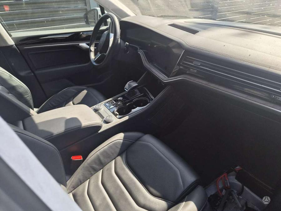 Balts Volkswagen Touareg 2024 Jonava, ar dzinēja tilpumu 2.97 L un nobraukumu 40 tūkst. km par 31550 €, foto 11 vietnē AUTOMOTO.COM.LV