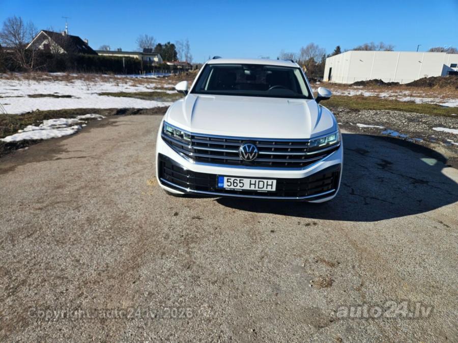 Balts Volkswagen Touareg 2024 Tallina, ar dzinēja tilpumu 3.00 L un nobraukumu 80 tūkst. km par 59000 €, foto 2 vietnē AUTOMOTO.COM.LV