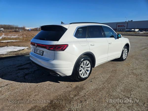 Balts Volkswagen Touareg 2024 Tallina, ar dzinēja tilpumu 3.00 L un nobraukumu 80 tūkst. km par 59000 €, foto 5 vietnē AUTOMOTO.COM.LV