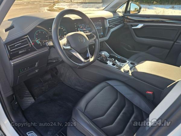Balts Volkswagen Touareg 2024 Tallina, ar dzinēja tilpumu 3.00 L un nobraukumu 80 tūkst. km par 59000 €, foto 8 vietnē AUTOMOTO.COM.LV
