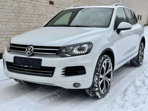 White Volkswagen Touareg 2012 in Vilnius, with an engine capacity of 3.00 L and mileage of 325 thousand km for 10975 €, photo 1 on AUTOMOTO.COM.LV