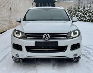 White Volkswagen Touareg 2012 in Vilnius, with an engine capacity of 3.00 L and mileage of 325 thousand km for 10975 €, photo 2 on AUTOMOTO.COM.LV