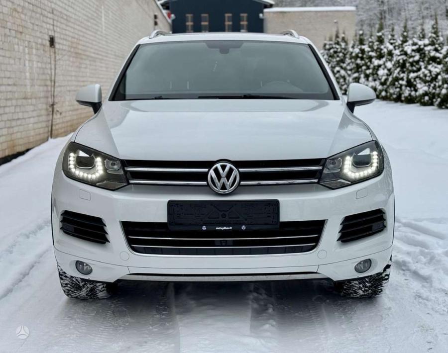 White Volkswagen Touareg 2012 in Vilnius, with an engine capacity of 3.00 L and mileage of 325 thousand km for 10975 €, photo 2 on AUTOMOTO.COM.LV