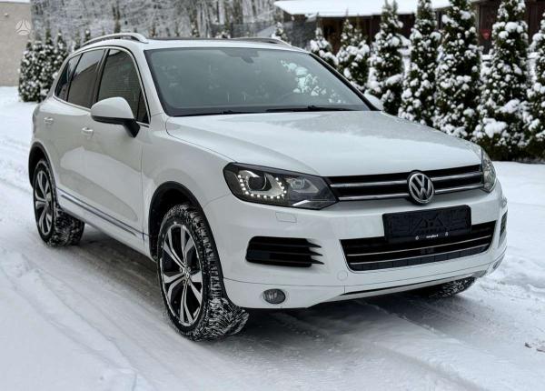White Volkswagen Touareg 2012 in Vilnius, with an engine capacity of 3.00 L and mileage of 325 thousand km for 10975 €, photo 3 on AUTOMOTO.COM.LV