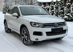 White Volkswagen Touareg 2012 in Vilnius, with an engine capacity of 3.00 L and mileage of 325 thousand km for 10975 €, photo 3 on AUTOMOTO.COM.LV