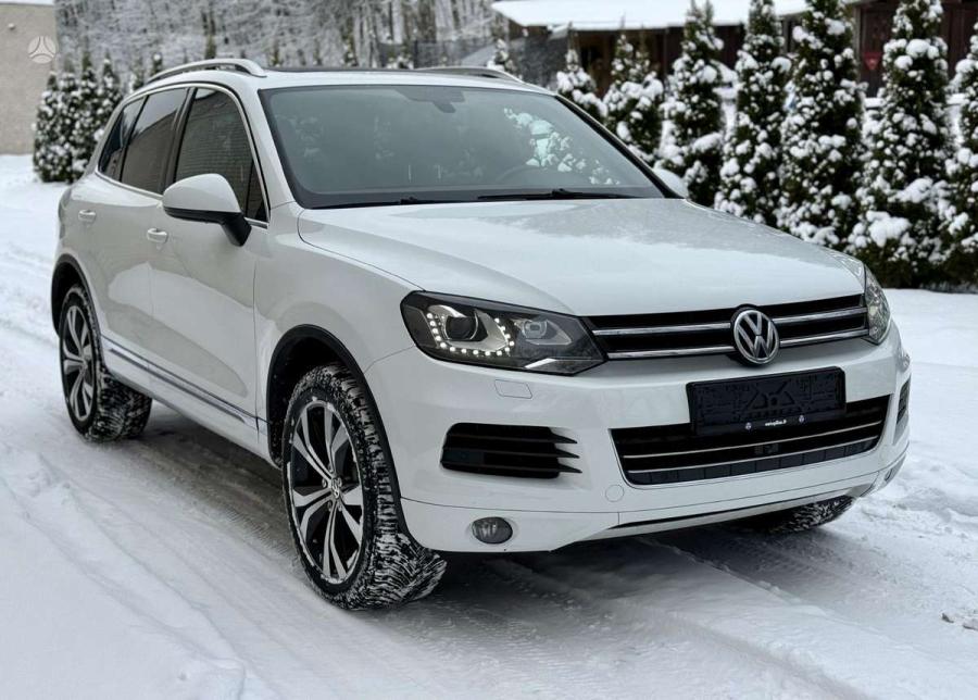 White Volkswagen Touareg 2012 in Vilnius, with an engine capacity of 3.00 L and mileage of 325 thousand km for 10975 €, photo 3 on AUTOMOTO.COM.LV