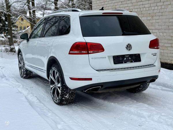 White Volkswagen Touareg 2012 in Vilnius, with an engine capacity of 3.00 L and mileage of 325 thousand km for 10975 €, photo 4 on AUTOMOTO.COM.LV