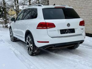 White Volkswagen Touareg 2012 in Vilnius, with an engine capacity of 3.00 L and mileage of 325 thousand km for 10975 €, photo 4 on AUTOMOTO.COM.LV