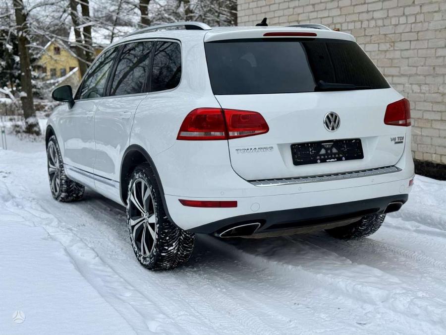White Volkswagen Touareg 2012 in Vilnius, with an engine capacity of 3.00 L and mileage of 325 thousand km for 10975 €, photo 4 on AUTOMOTO.COM.LV