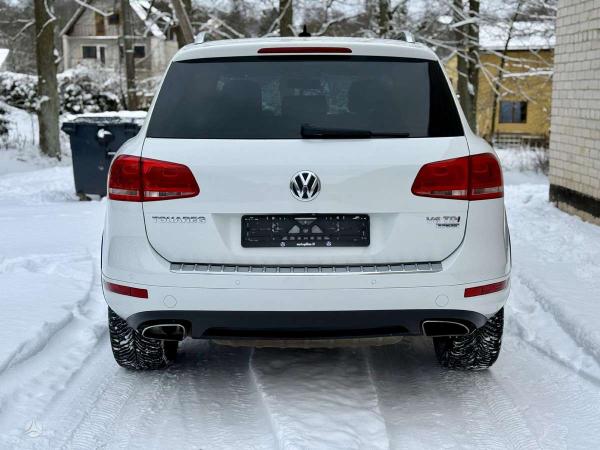 White Volkswagen Touareg 2012 in Vilnius, with an engine capacity of 3.00 L and mileage of 325 thousand km for 10975 €, photo 5 on AUTOMOTO.COM.LV