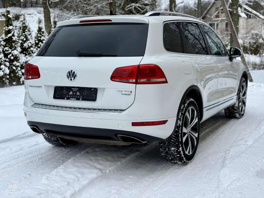 White Volkswagen Touareg 2012 in Vilnius, with an engine capacity of 3.00 L and mileage of 325 thousand km for 10975 €, photo 6 on AUTOMOTO.COM.LV