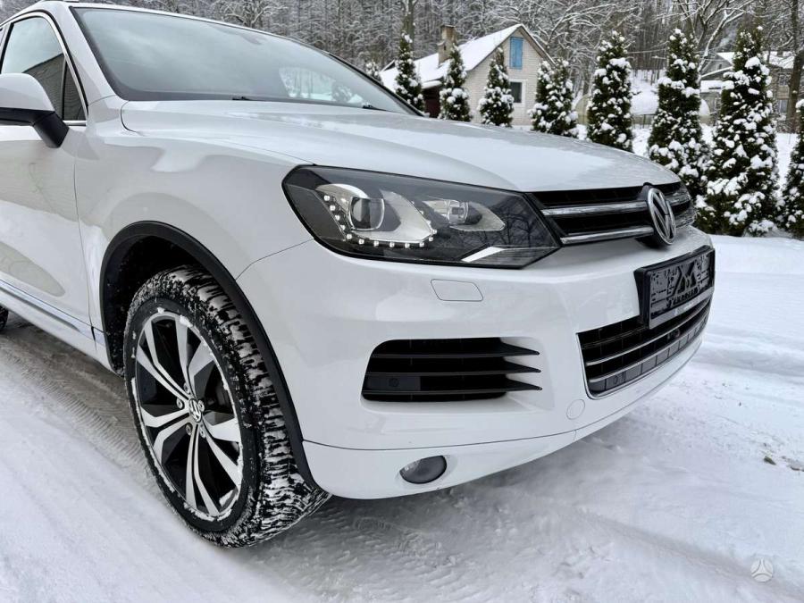 White Volkswagen Touareg 2012 in Vilnius, with an engine capacity of 3.00 L and mileage of 325 thousand km for 10975 €, photo 7 on AUTOMOTO.COM.LV
