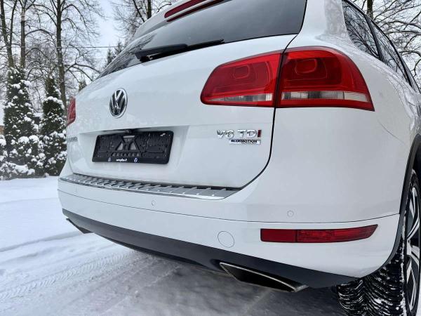 White Volkswagen Touareg 2012 in Vilnius, with an engine capacity of 3.00 L and mileage of 325 thousand km for 10975 €, photo 8 on AUTOMOTO.COM.LV