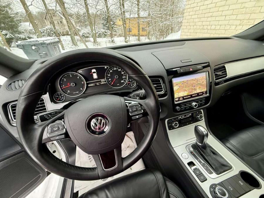 White Volkswagen Touareg 2012 in Vilnius, with an engine capacity of 3.00 L and mileage of 325 thousand km for 10975 €, photo 13 on AUTOMOTO.COM.LV