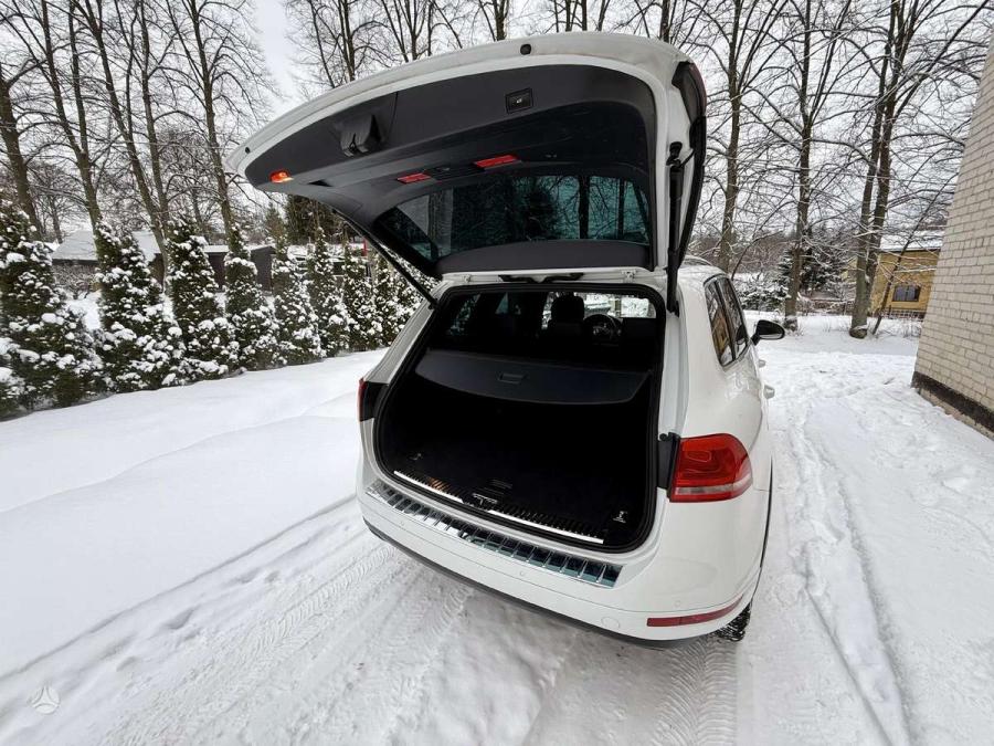 White Volkswagen Touareg 2012 in Vilnius, with an engine capacity of 3.00 L and mileage of 325 thousand km for 10975 €, photo 19 on AUTOMOTO.COM.LV