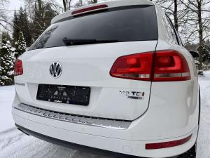 White Volkswagen Touareg 2012 in Vilnius, with an engine capacity of 3.00 L and mileage of 325 thousand km for 10975 €, photo 22 on AUTOMOTO.COM.LV