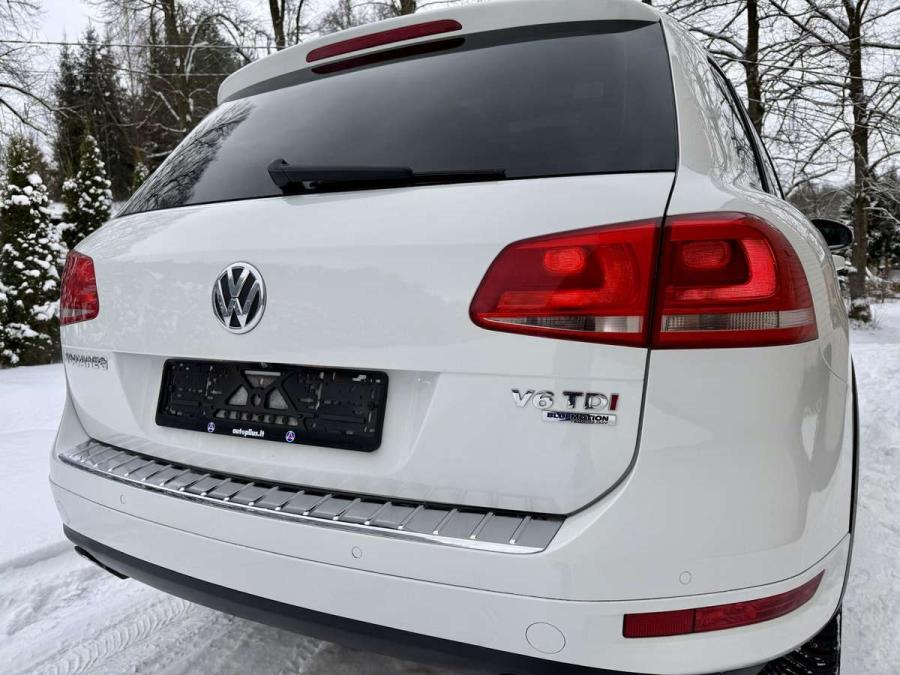White Volkswagen Touareg 2012 in Vilnius, with an engine capacity of 3.00 L and mileage of 325 thousand km for 10975 €, photo 22 on AUTOMOTO.COM.LV