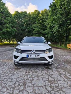 White Volkswagen Touareg 2016 in Klaipeda, with an engine capacity of 2.97 L and mileage of 295 thousand km for 17000 €, photo 3 on AUTOMOTO.COM.LV