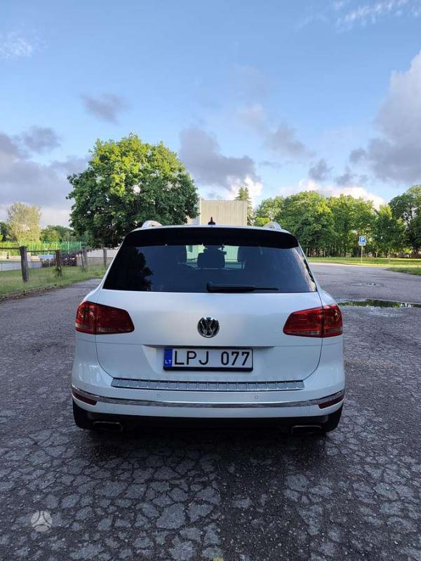 White Volkswagen Touareg 2016 in Klaipeda, with an engine capacity of 2.97 L and mileage of 295 thousand km for 17000 €, photo 3 on AUTOMOTO.COM.LV
