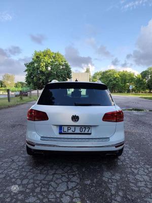 White Volkswagen Touareg 2016 in Klaipeda, with an engine capacity of 2.97 L and mileage of 295 thousand km for 17000 €, photo 4 on AUTOMOTO.COM.LV