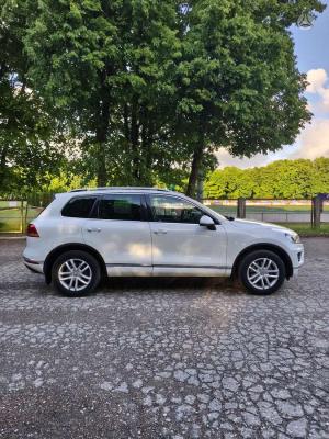 White Volkswagen Touareg 2016 in Klaipeda, with an engine capacity of 2.97 L and mileage of 295 thousand km for 17000 €, photo 5 on AUTOMOTO.COM.LV