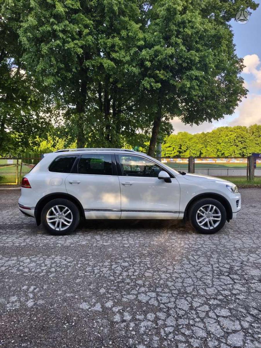 White Volkswagen Touareg 2016 in Klaipeda, with an engine capacity of 2.97 L and mileage of 295 thousand km for 17000 €, photo 5 on AUTOMOTO.COM.LV