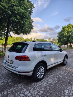 White Volkswagen Touareg 2016 in Klaipeda, with an engine capacity of 2.97 L and mileage of 295 thousand km for 17000 €, photo 6 on AUTOMOTO.COM.LV