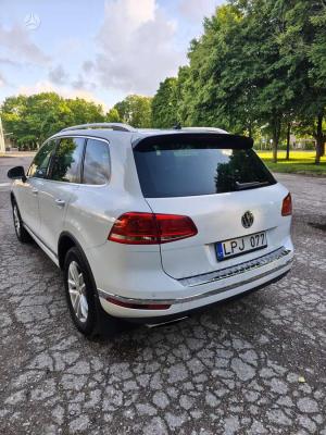White Volkswagen Touareg 2016 in Klaipeda, with an engine capacity of 2.97 L and mileage of 295 thousand km for 17000 €, photo 7 on AUTOMOTO.COM.LV