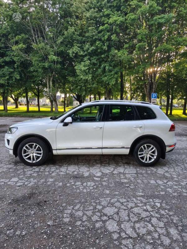 White Volkswagen Touareg 2016 in Klaipeda, with an engine capacity of 2.97 L and mileage of 295 thousand km for 17000 €, photo 7 on AUTOMOTO.COM.LV