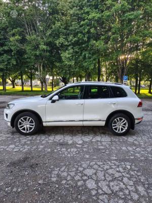 White Volkswagen Touareg 2016 in Klaipeda, with an engine capacity of 2.97 L and mileage of 295 thousand km for 17000 €, photo 8 on AUTOMOTO.COM.LV