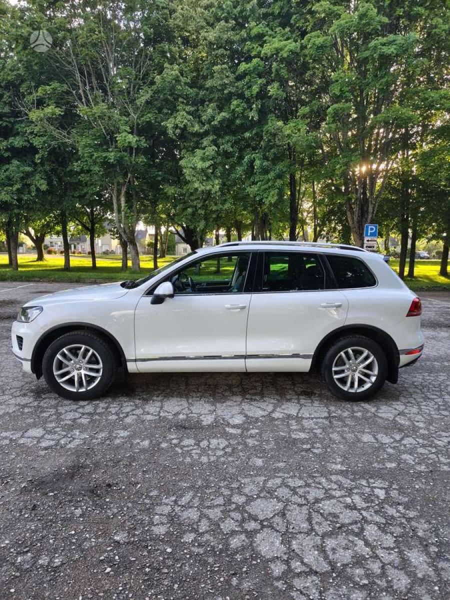 White Volkswagen Touareg 2016 in Klaipeda, with an engine capacity of 2.97 L and mileage of 295 thousand km for 17000 €, photo 8 on AUTOMOTO.COM.LV