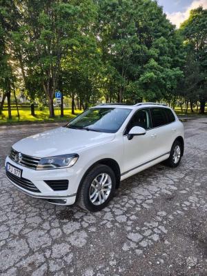 White Volkswagen Touareg 2016 in Klaipeda, with an engine capacity of 2.97 L and mileage of 295 thousand km for 17000 €, photo 9 on AUTOMOTO.COM.LV