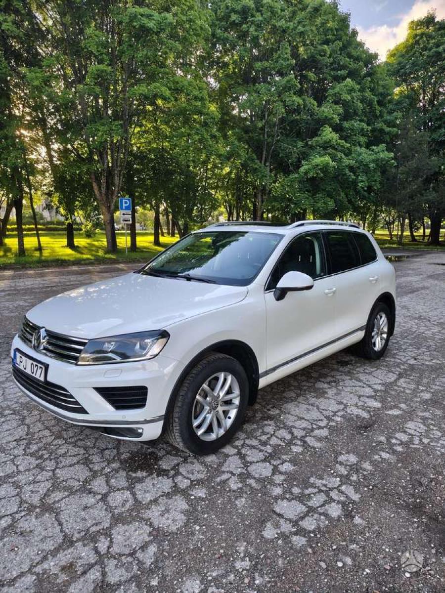 White Volkswagen Touareg 2016 in Klaipeda, with an engine capacity of 2.97 L and mileage of 295 thousand km for 17000 €, photo 9 on AUTOMOTO.COM.LV