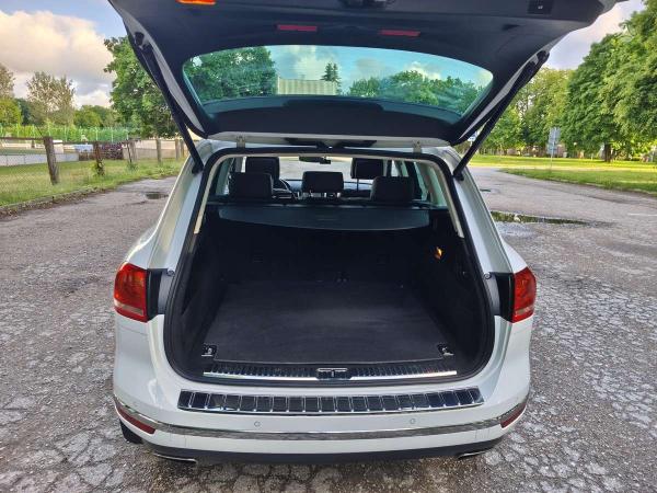 White Volkswagen Touareg 2016 in Klaipeda, with an engine capacity of 2.97 L and mileage of 295 thousand km for 17000 €, photo 9 on AUTOMOTO.COM.LV