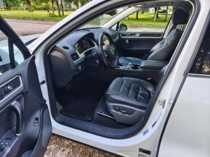 White Volkswagen Touareg 2016 in Klaipeda, with an engine capacity of 2.97 L and mileage of 295 thousand km for 17000 €, photo 11 on AUTOMOTO.COM.LV