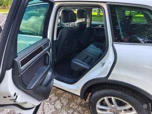 White Volkswagen Touareg 2016 in Klaipeda, with an engine capacity of 2.97 L and mileage of 295 thousand km for 17000 €, photo 12 on AUTOMOTO.COM.LV