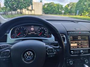 White Volkswagen Touareg 2016 in Klaipeda, with an engine capacity of 2.97 L and mileage of 295 thousand km for 17000 €, photo 14 on AUTOMOTO.COM.LV
