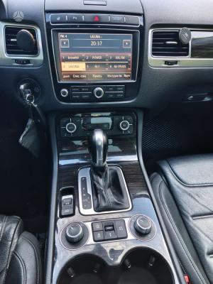 White Volkswagen Touareg 2016 in Klaipeda, with an engine capacity of 2.97 L and mileage of 295 thousand km for 17000 €, photo 15 on AUTOMOTO.COM.LV