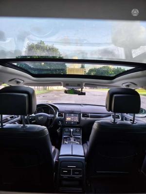 White Volkswagen Touareg 2016 in Klaipeda, with an engine capacity of 2.97 L and mileage of 295 thousand km for 17000 €, photo 16 on AUTOMOTO.COM.LV