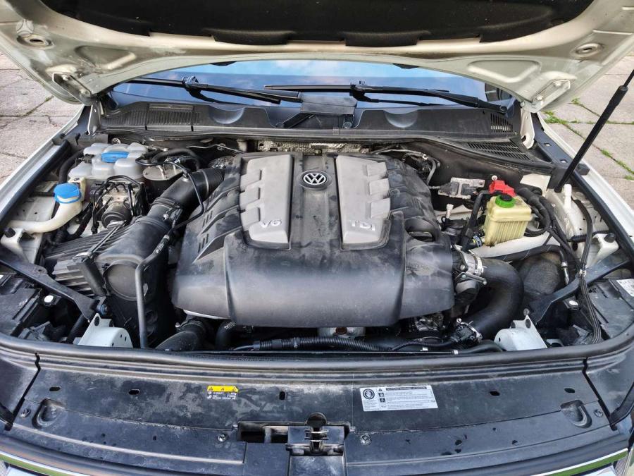 White Volkswagen Touareg 2016 in Klaipeda, with an engine capacity of 2.97 L and mileage of 295 thousand km for 17000 €, photo 18 on AUTOMOTO.COM.LV