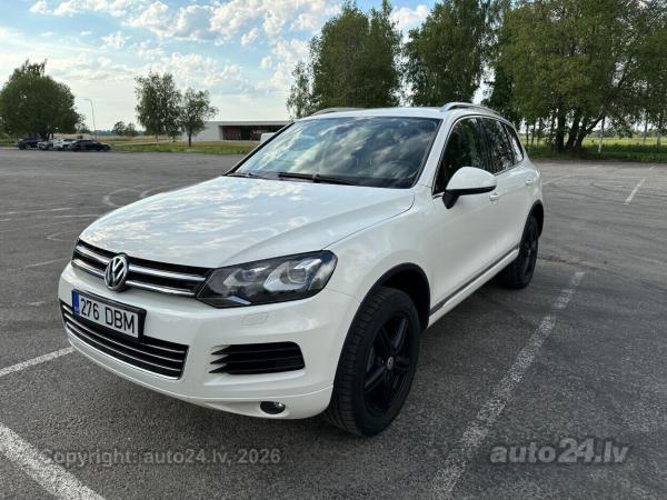 White Volkswagen Touareg 2011 in Parnu, with an engine capacity of 3.00 L and mileage of 304 thousand km for 10500 €, photo 1 on AUTOMOTO.COM.LV