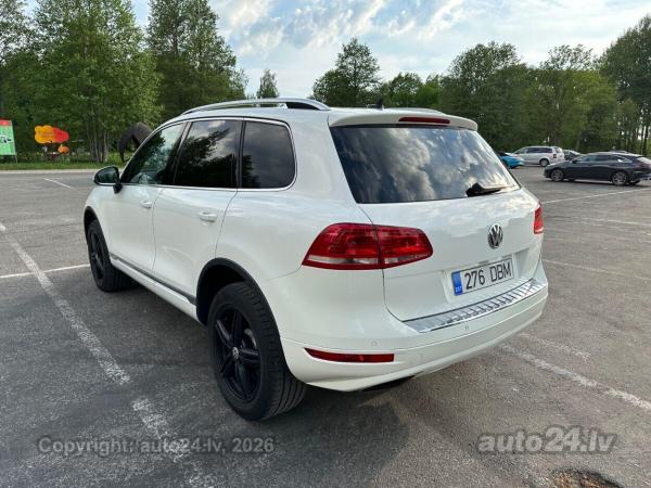 White Volkswagen Touareg 2011 in Parnu, with an engine capacity of 3.00 L and mileage of 304 thousand km for 10500 €, photo 3 on AUTOMOTO.COM.LV