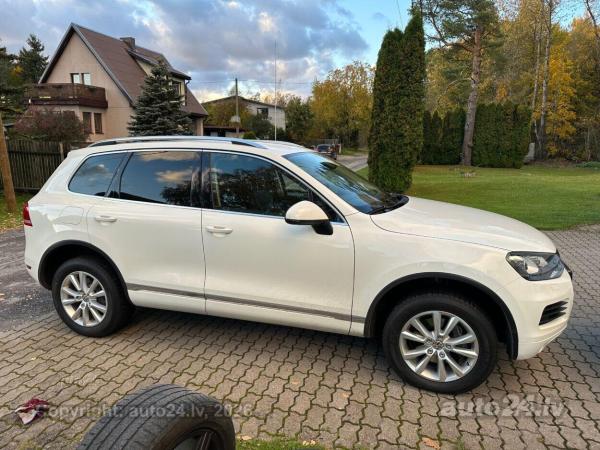 White Volkswagen Touareg 2011 in Parnu, with an engine capacity of 3.00 L and mileage of 304 thousand km for 10500 €, photo 4 on AUTOMOTO.COM.LV