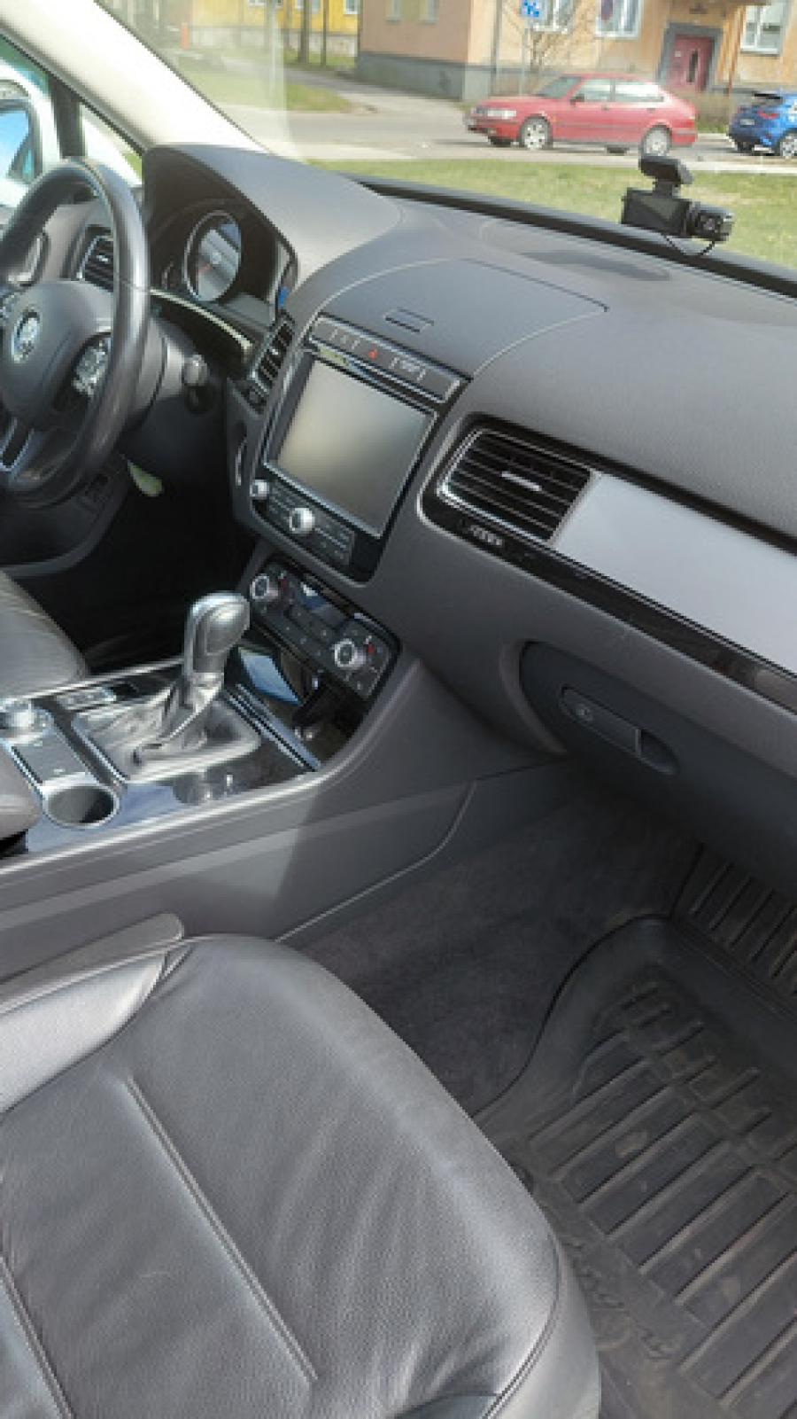 Balts Volkswagen Touareg 2018 Tallina, ar dzinēja tilpumu 3.00 L un nobraukumu 201 tūkst. km par 21900 €, foto 14 vietnē AUTOMOTO.COM.LV