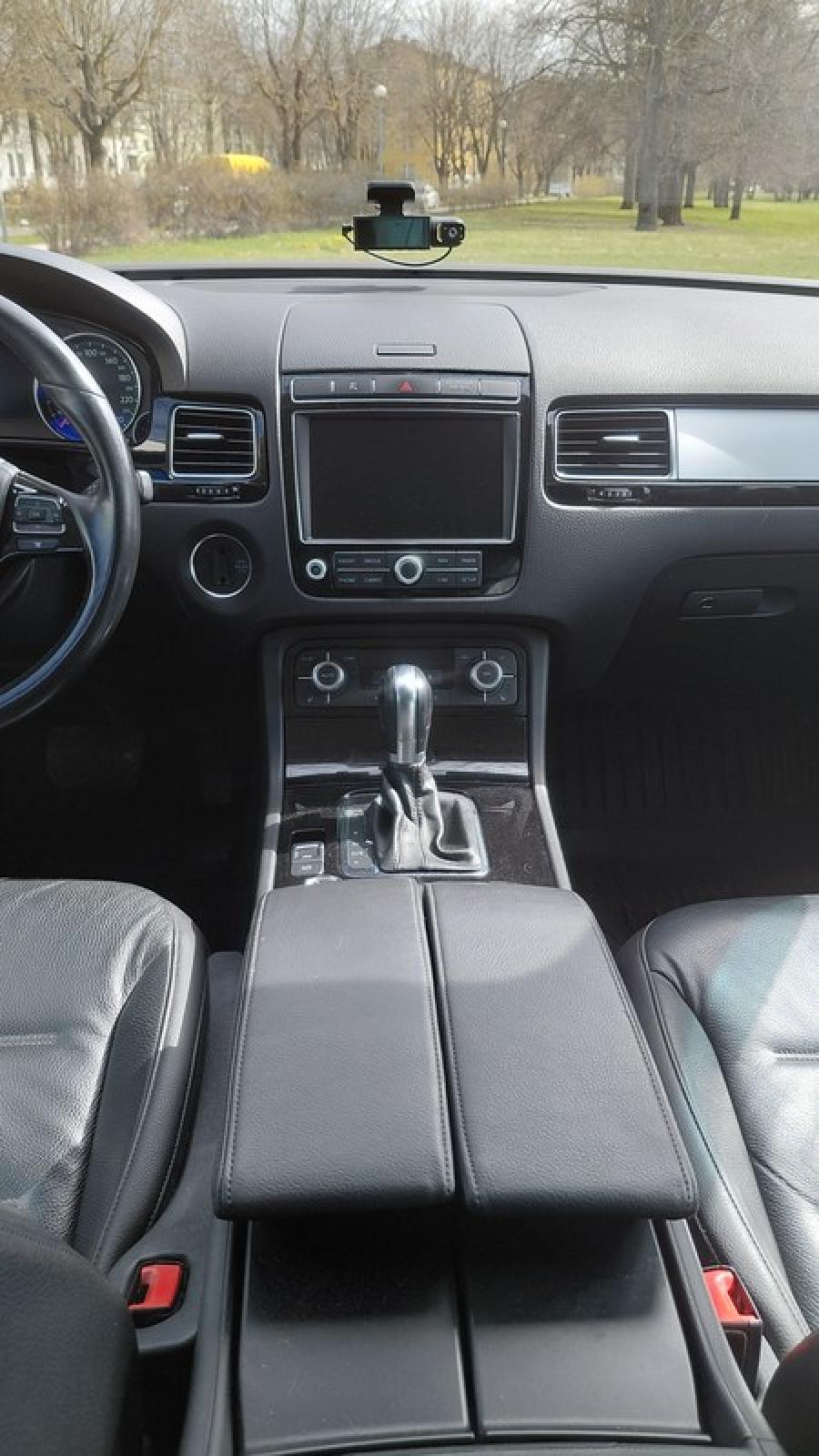 Balts Volkswagen Touareg 2018 Tallina, ar dzinēja tilpumu 3.00 L un nobraukumu 201 tūkst. km par 21900 €, foto 21 vietnē AUTOMOTO.COM.LV