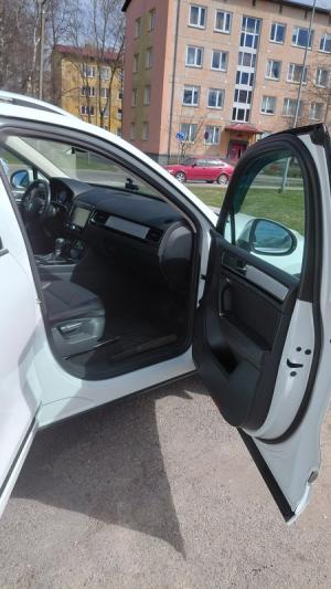 Balts Volkswagen Touareg 2018 Tallina, ar dzinēja tilpumu 3.00 L un nobraukumu 201 tūkst. km par 21900 €, foto 29 vietnē AUTOMOTO.COM.LV